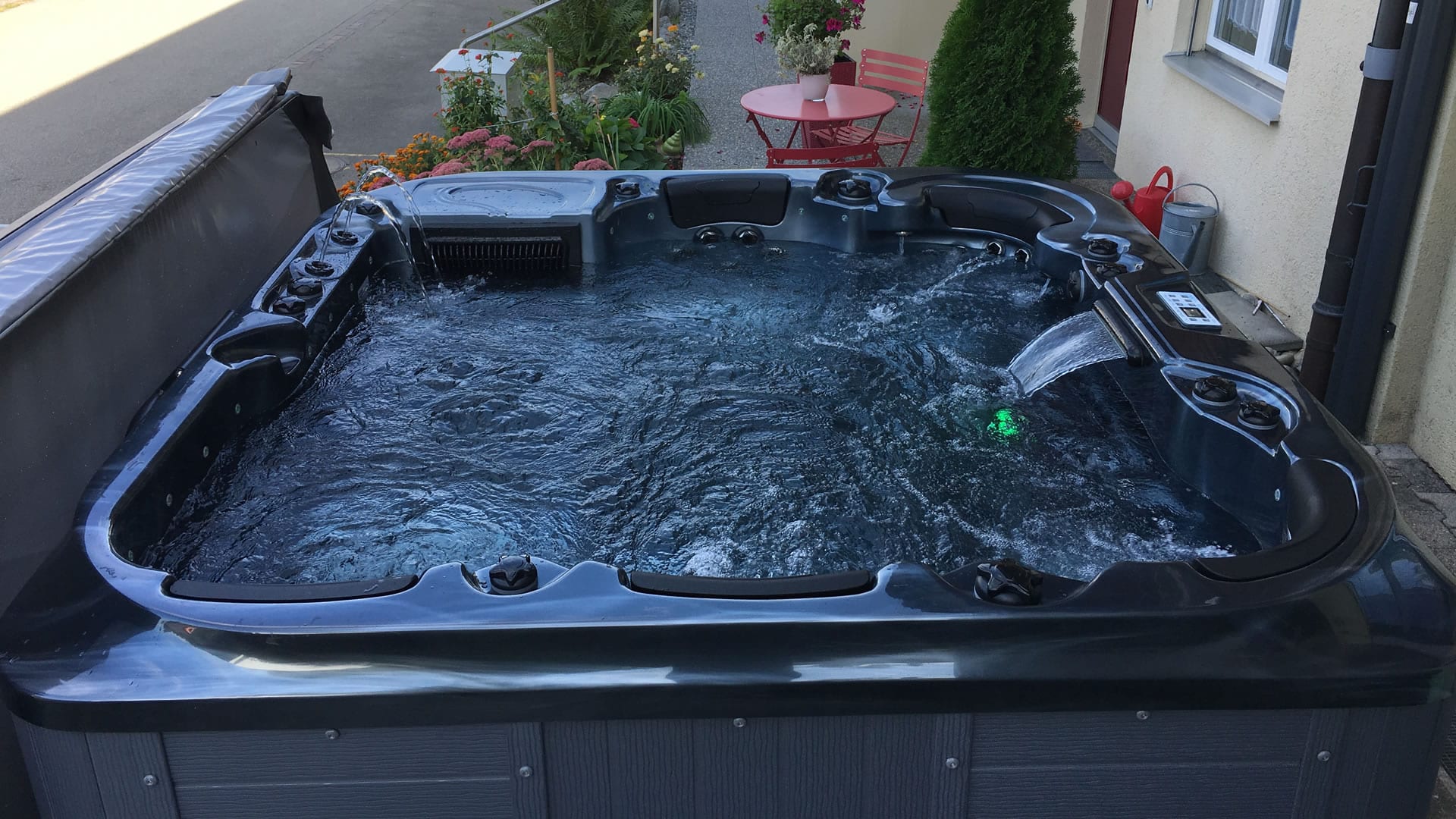 Outdoor Whirlpool Infinity in der Schweiz bei Nima Wellnesspools.ch